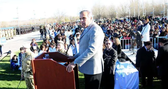 Discurso del gobernador Jorge Sapag en el acto por el Día de la Bandera ...